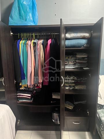 Almari baju - Dark wood 3-door wardrobe with mirro - Furniture ...