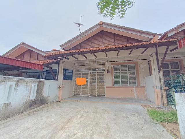 Non-Bumi Lot Single Storey Terrace Taman Ixora Salak Tinggi - House for sale in Nilai, Selangor