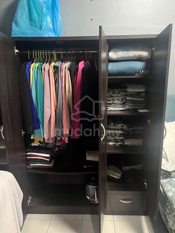 Almari baju - Dark wood 3-door wardrobe with mirro - Furniture ...