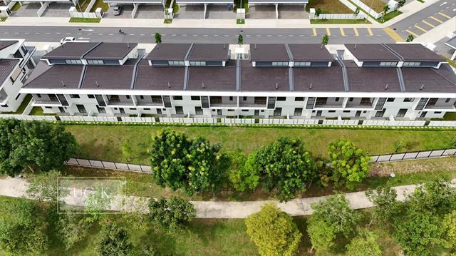 Semi-Detached House for Sale, 6 Bedroom, 2400 sq.ft, Telok Panglima ...