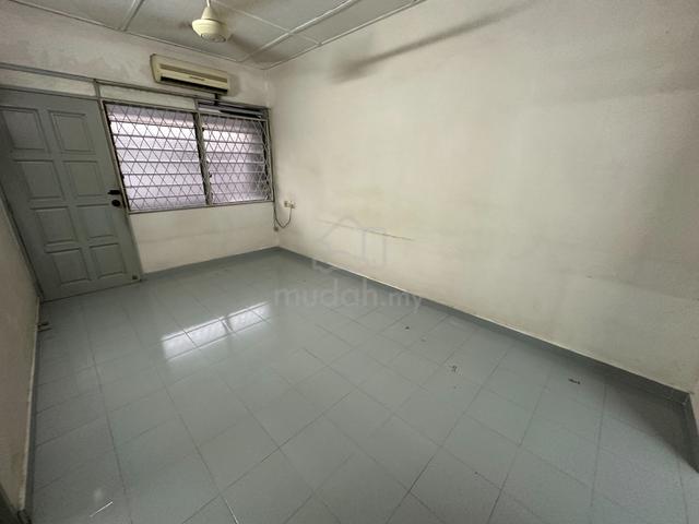 Flat for Sale, 2 Bedroom, 600 sq.ft, Taman Lip Sin Block 33 & 35, Bayan ...
